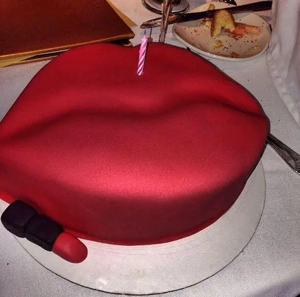 Red lips birthday cake