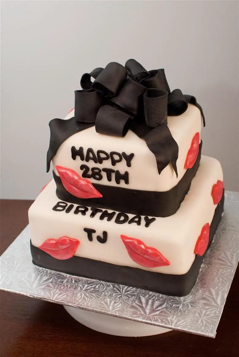 Red lips birthday cake
